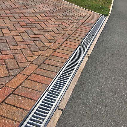 Dvorišni linijski slivnik sa pocinkovanom rešetkom 13cm x12 cm - Keeptank